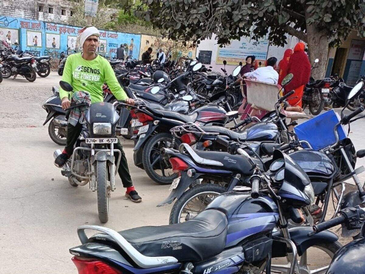 Jalore सामान्य अस्पताल के मुख्य द्वार पर वाहनों की पार्किंग, मरीज परेशान